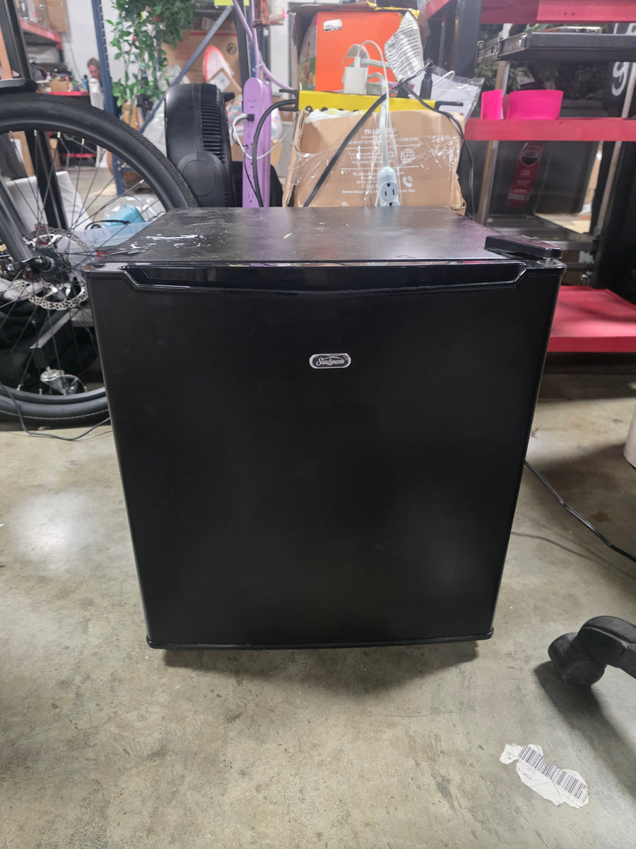 Sunbeam Mini-Fridge/Freezer – Salvage & Co Indy